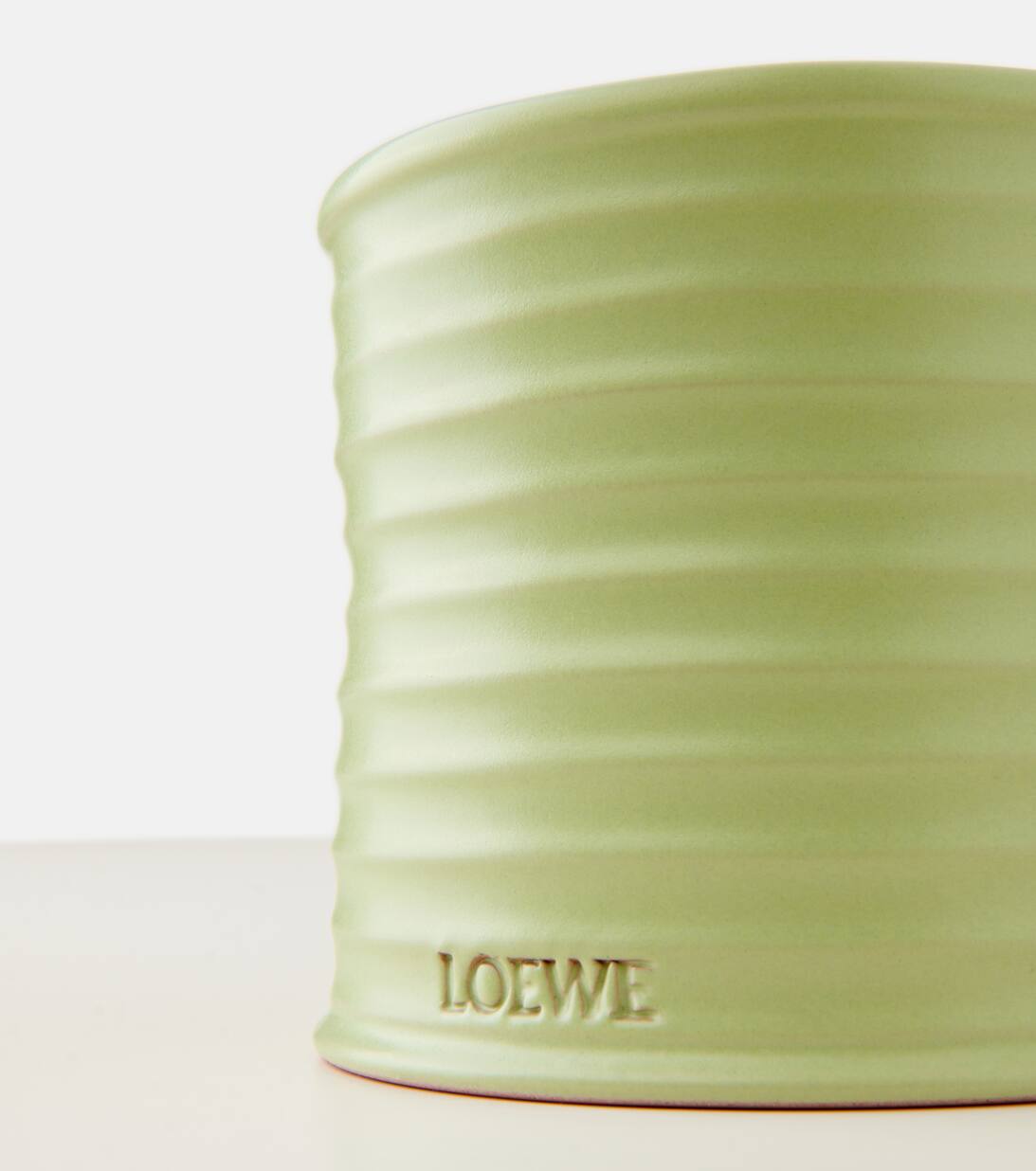 Cucumber Medium Scented Candle in Green - Loewe Home Scents | Mytheresa