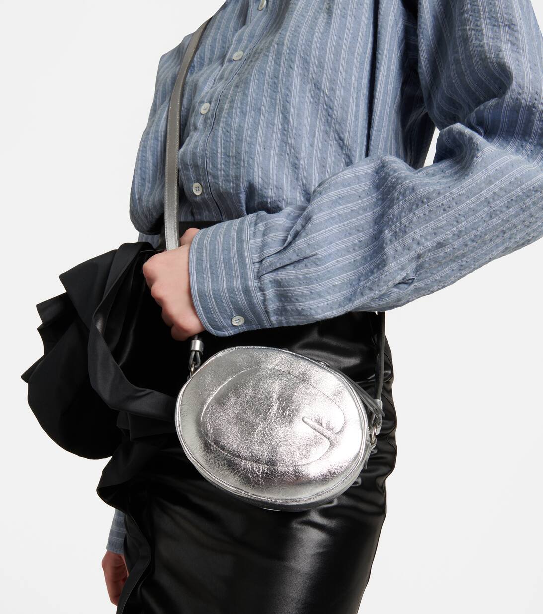 Schultertasche Tabi Camera Aus Metallic Leder in Silber - Maison ...