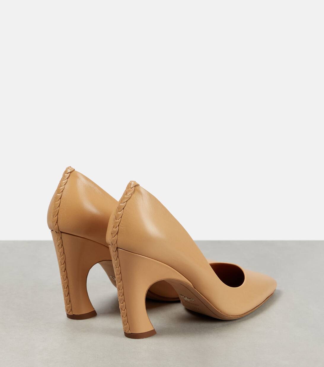 Oli Leather Pumps in Beige - Chloe | Mytheresa