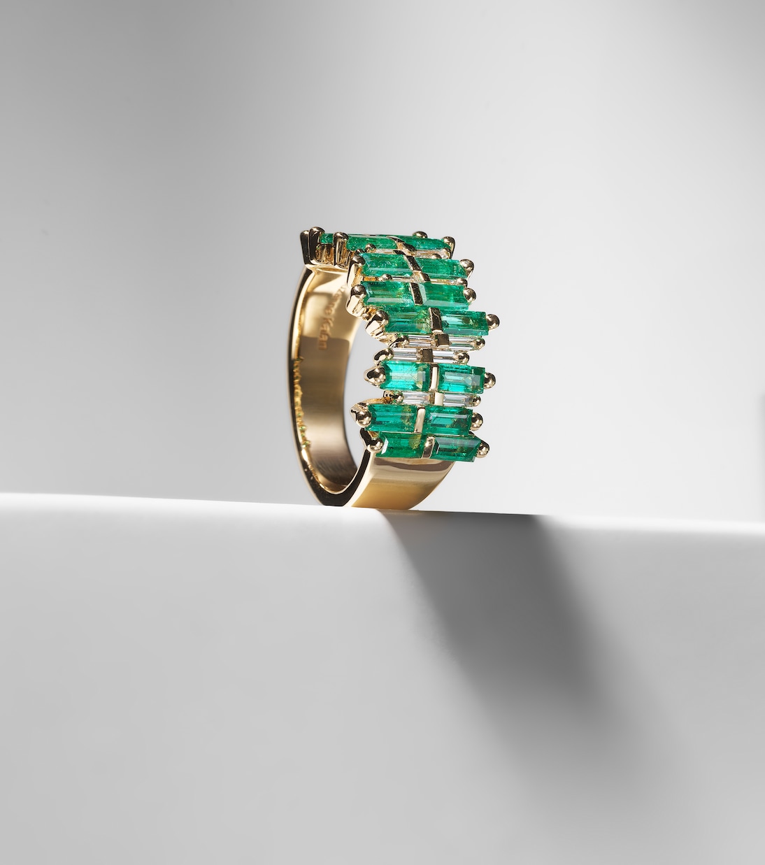 18kt gold ring with diamonds and emeralds in gold - Suzanne Kalan ...