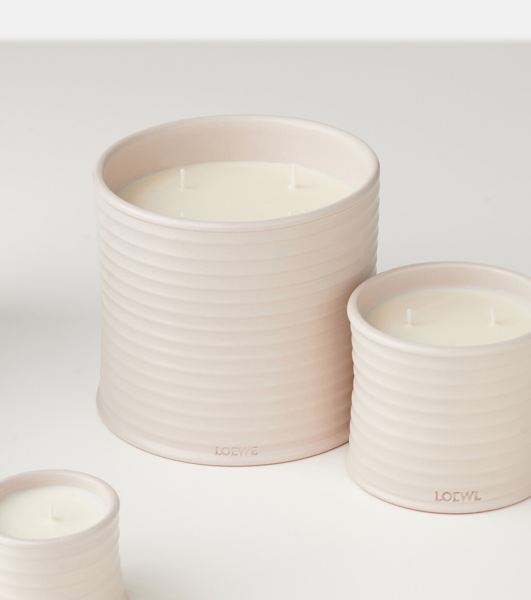 Oregano Medium scented candle in white - Loewe Home Scents | Mytheresa