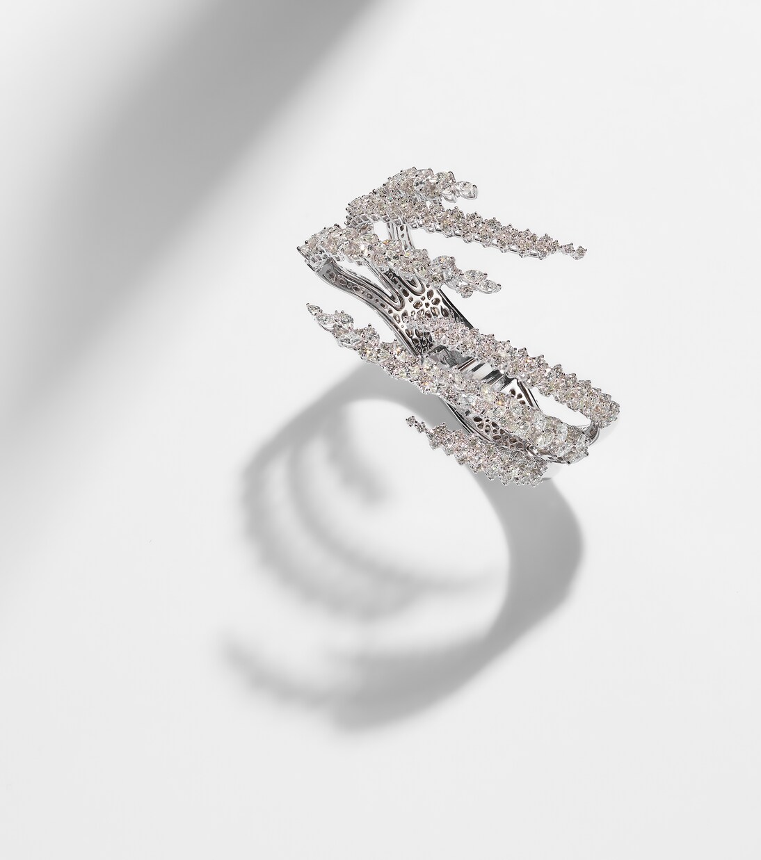 18kt white gold cuff bracelet with diamonds in silver - Yeprem | Mytheresa