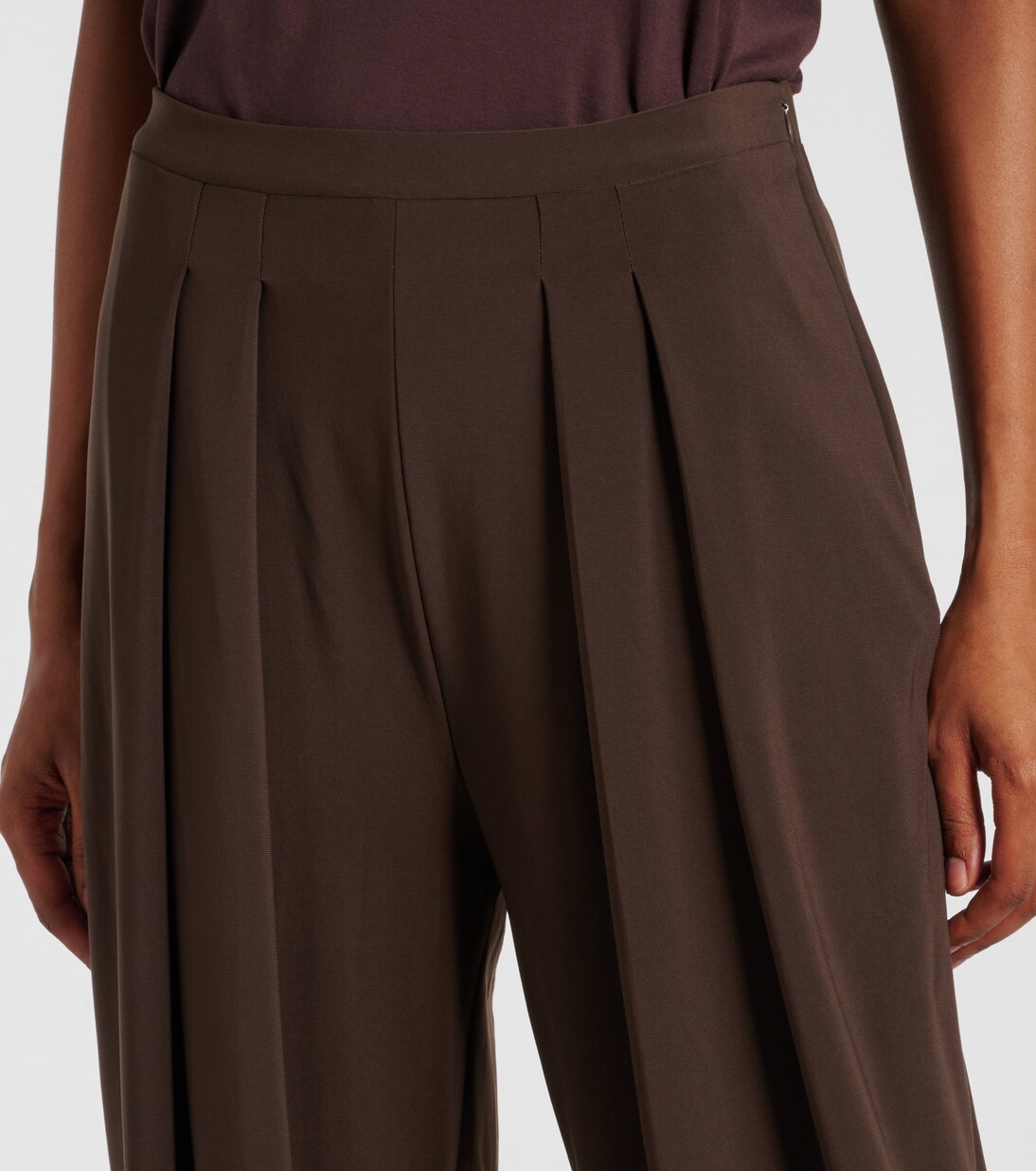 Pleated high-rise tapered pants in brown - Norma Kamali | Mytheresa