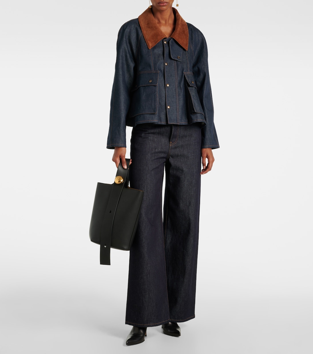 Pebble Medium leather bucket bag in black - Loewe | Mytheresa