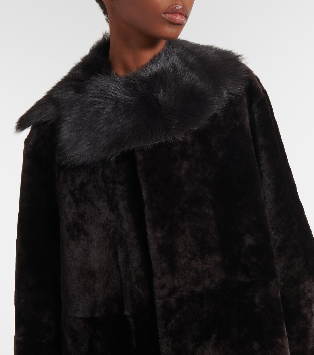 Leather-lined shearling collar in brown - Toteme | Mytheresa