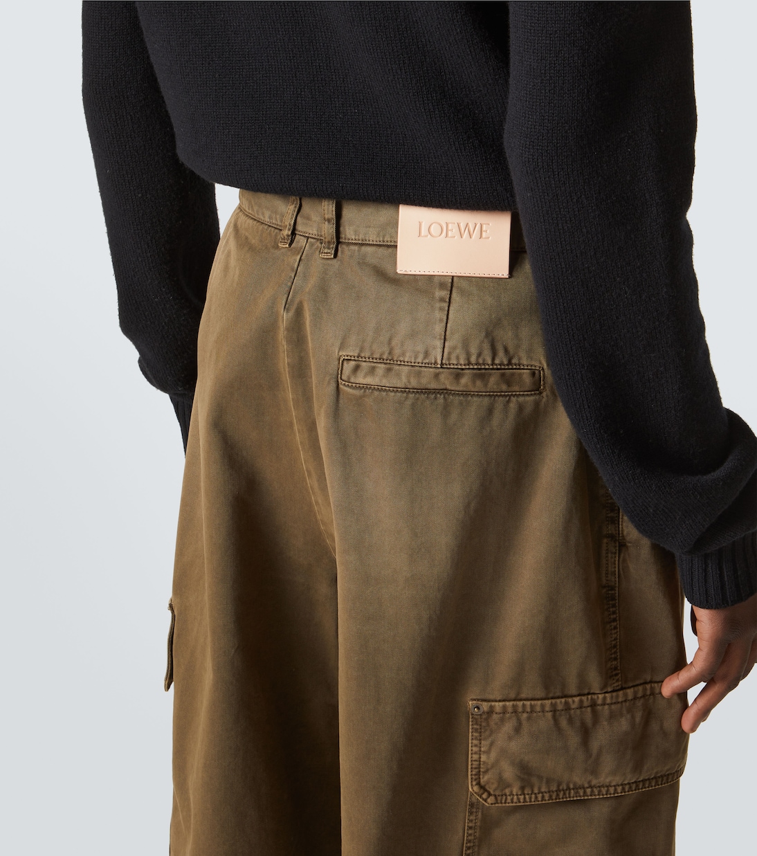 Pantalones cargo Balloon con piel en verde - Loewe | Mytheresa