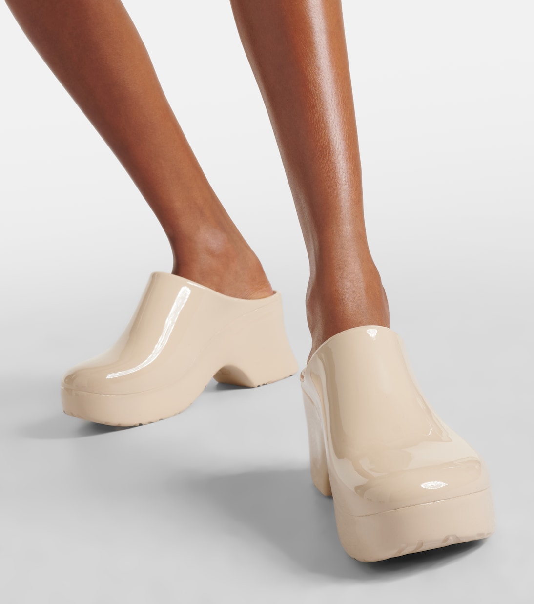 Paula's Ibiza Foam platform clogs in beige - Loewe | Mytheresa