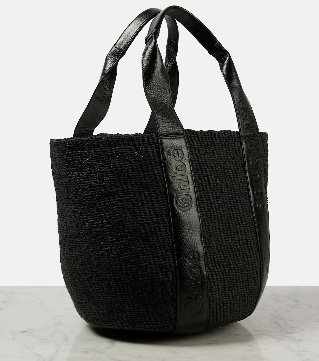 Woody Medium raffia-effect tote bag in black - Chloe | Mytheresa