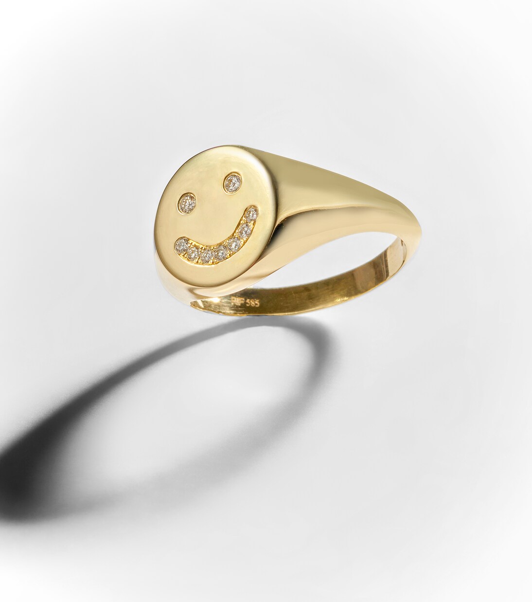 Smiley 14kt gold ring with diamonds in gold - Roxanne First | Mytheresa