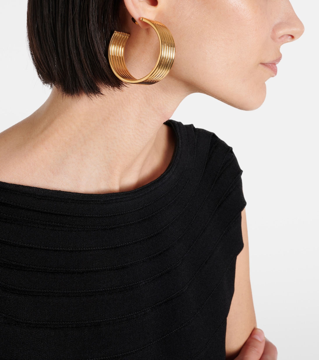 Loop hoop earrings in gold - Alaia | Mytheresa
