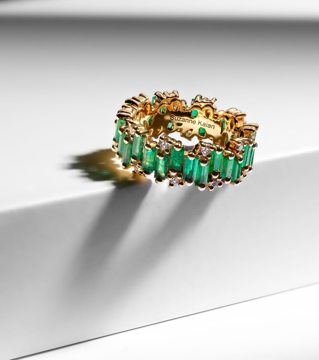 18kt gold ring with emeralds in green - Suzanne Kalan | Mytheresa